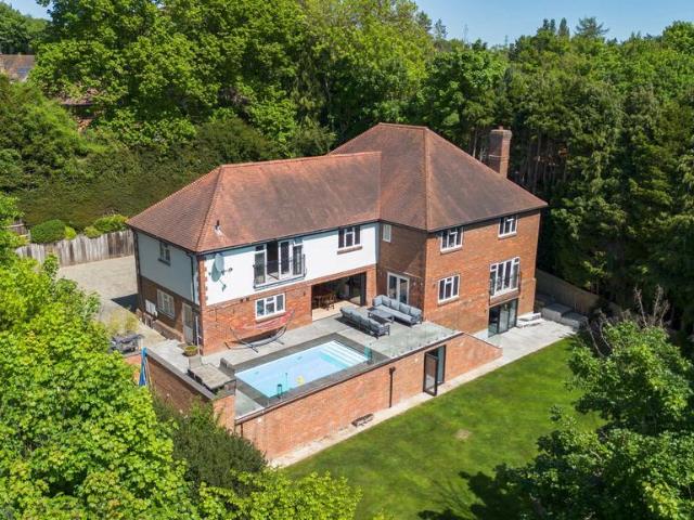 6 bedroom detached house for sale