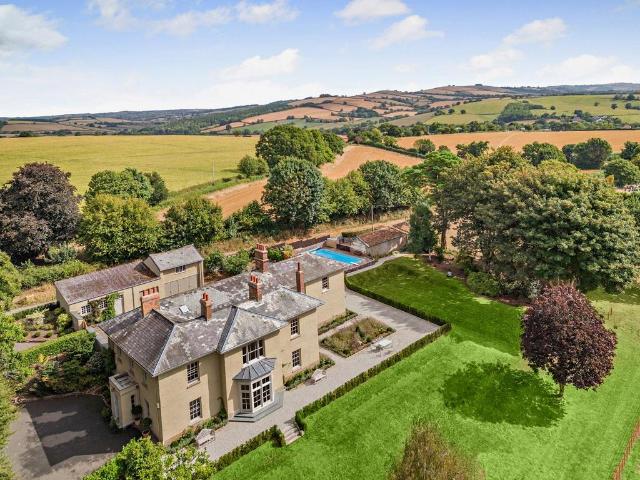 6 bedroom detached house for sale