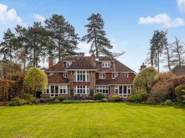6 bedroom detached house for sale