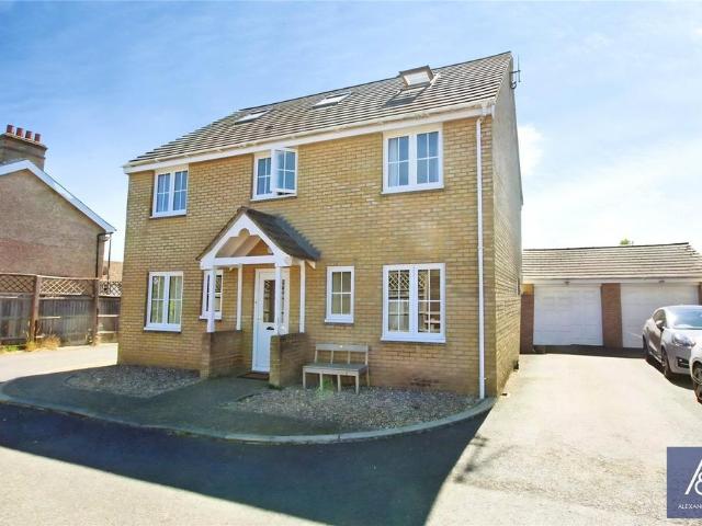 6 bedroom detached house for sale