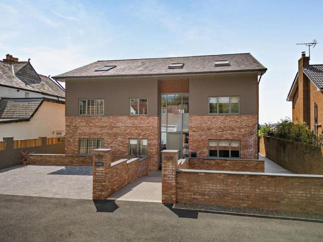 6 bedroom detached house for sale