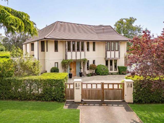 6 bedroom detached house for sale