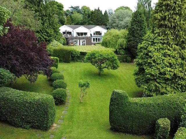 6 bedroom detached house for sale