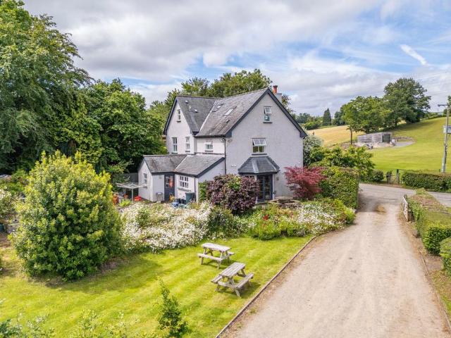 6 bedroom detached house for sale