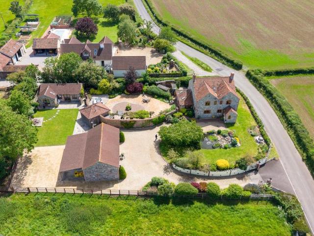 6 bedroom detached house for sale