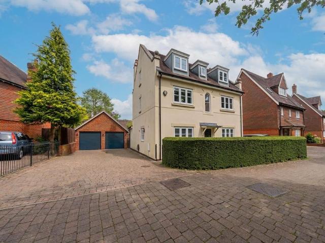 6 bedroom detached house for sale