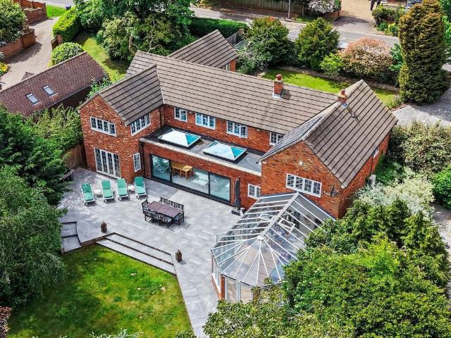 6 bedroom detached house for sale