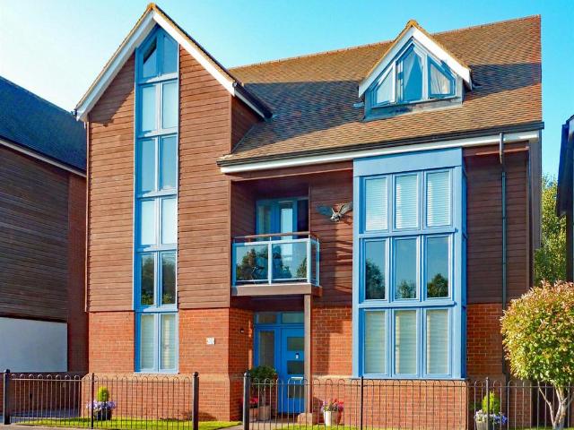 6 bedroom detached house for sale