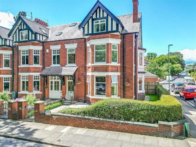 6 bedroom detached house for sale
