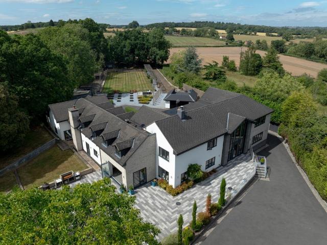 6 bedroom detached house for sale