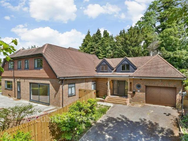 6 bedroom detached house for sale