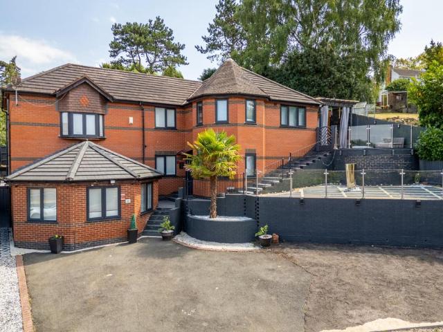 6 bedroom detached house for sale
