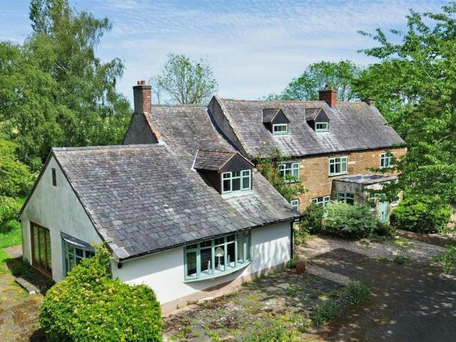 6 bedroom detached house for sale