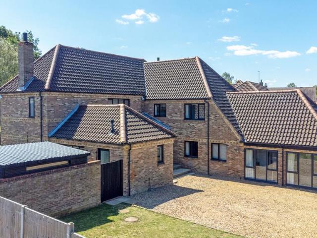 6 bedroom detached house for sale