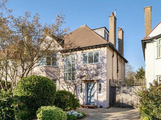 6 bedroom detached house for sale