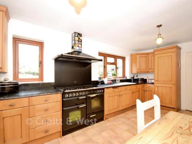 6 bedroom detached house for sale