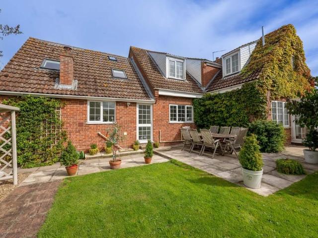 6 bedroom detached house for sale