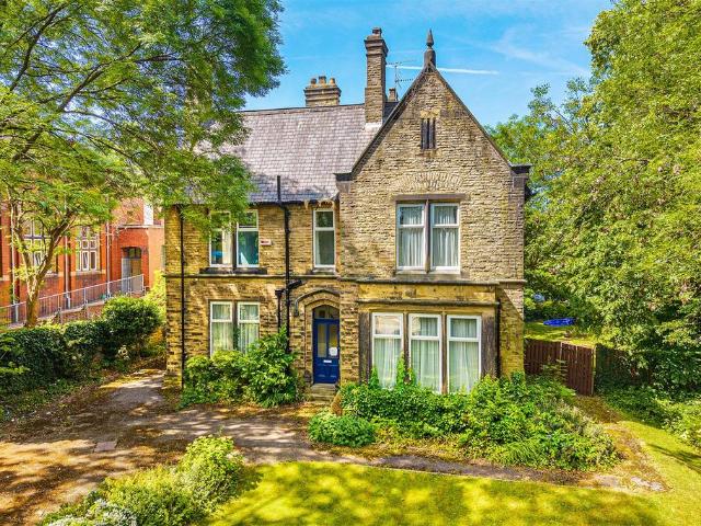 6 bedroom detached house for sale