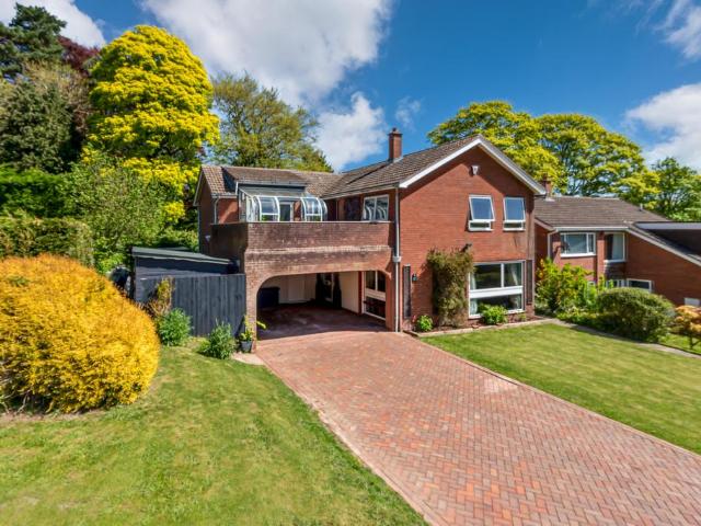 6 bedroom detached house for sale