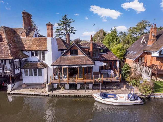 6 bedroom detached house for sale