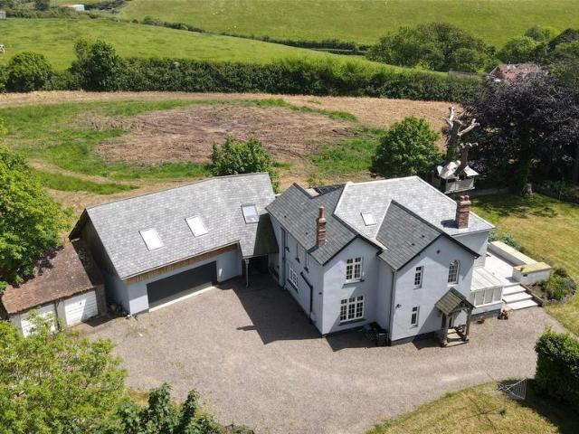 6 bedroom detached house for sale