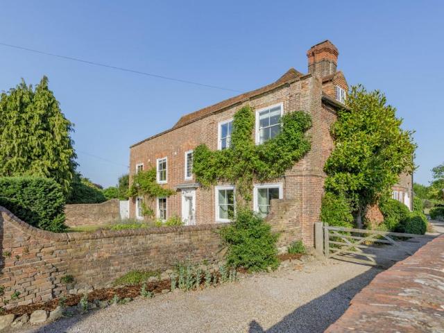 6 bedroom detached house for sale