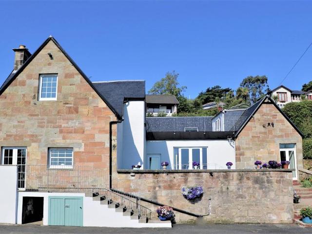 6 bedroom detached house for sale
