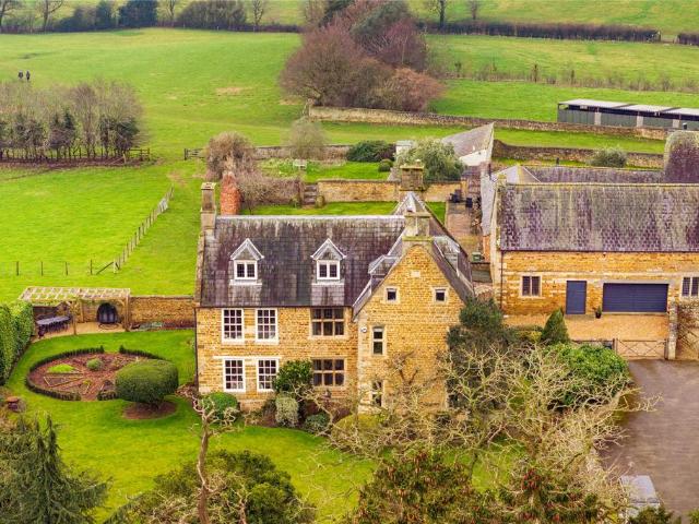 6 bedroom detached house for sale
