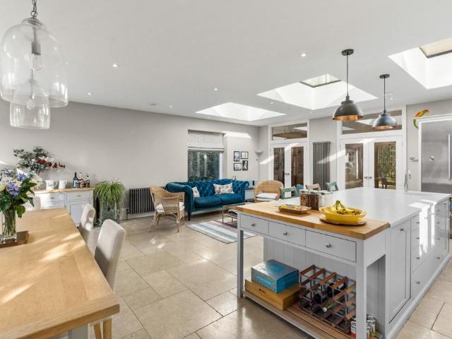 6 bedroom detached house for sale