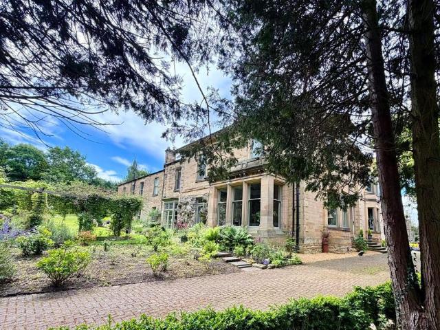 6 bedroom detached house for sale