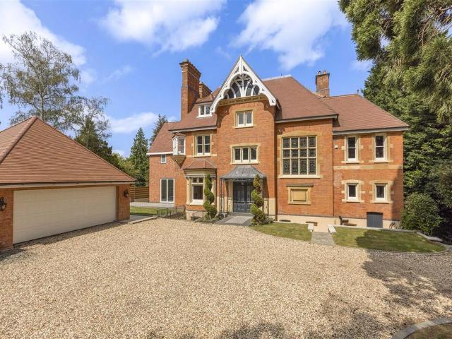 6 bedroom detached house for sale