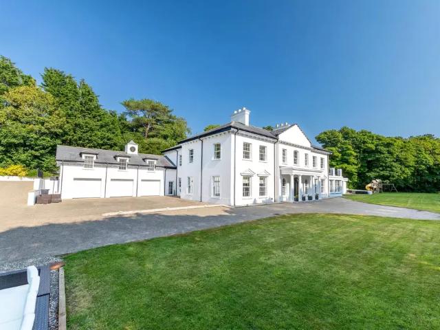 6 bedroom detached house for sale