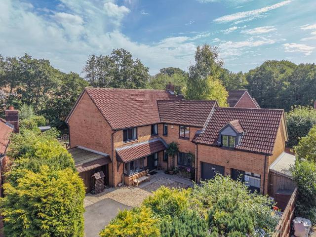 6 bedroom detached house for sale