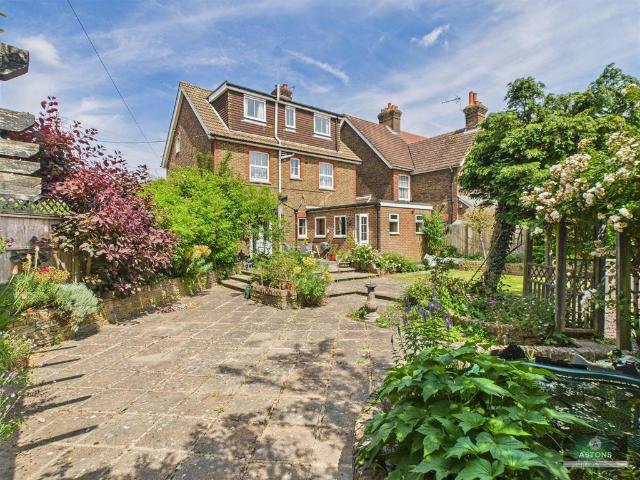 6 bedroom detached house for sale