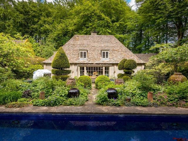 6 bedroom detached house for sale