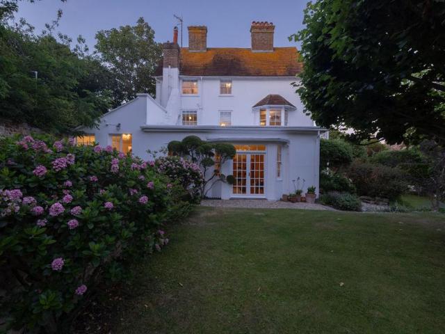 6 bedroom detached house for sale