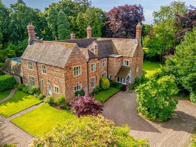 6 bedroom detached house for sale