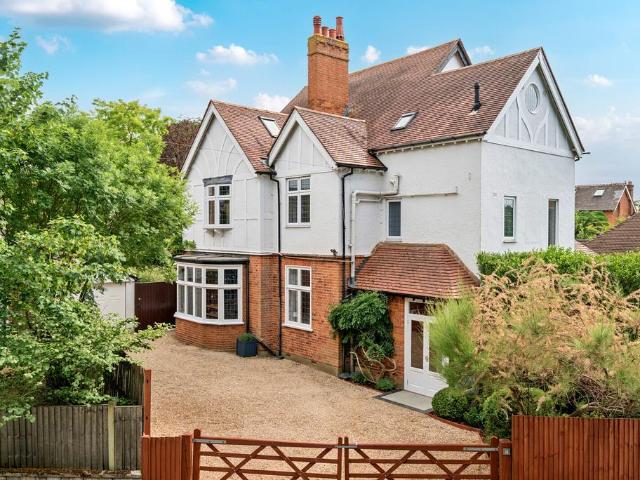 6 bedroom detached house for sale