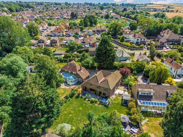 6 bedroom detached house for sale