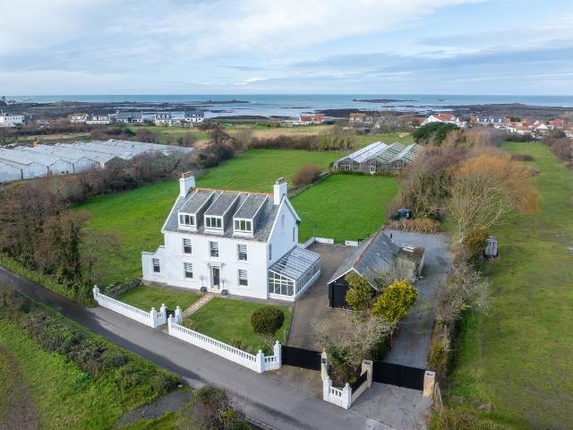 6 bedroom detached house for sale