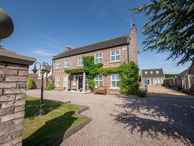 6 bedroom detached house for sale