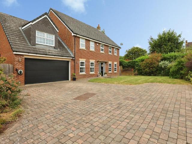 6 bedroom detached house for sale