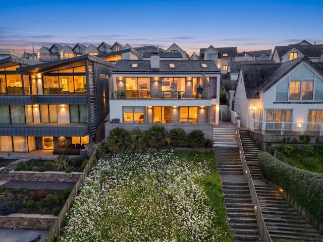 6 bedroom detached house for sale
