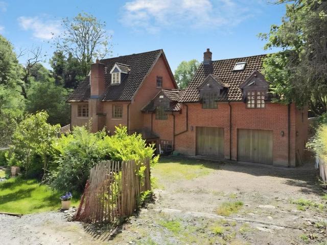 6 bedroom detached house for sale