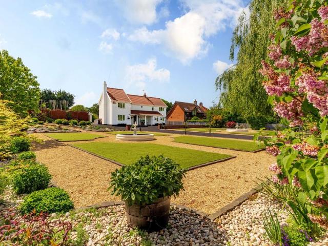 6 bedroom detached house for sale