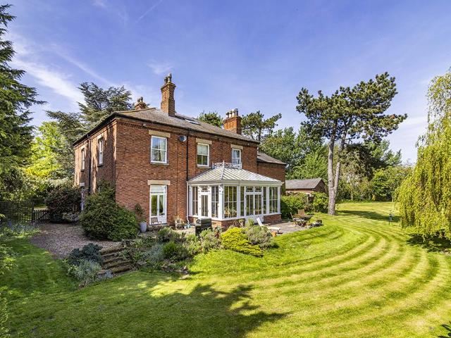 6 bedroom detached house for sale