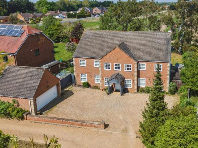 6 bedroom detached house for sale
