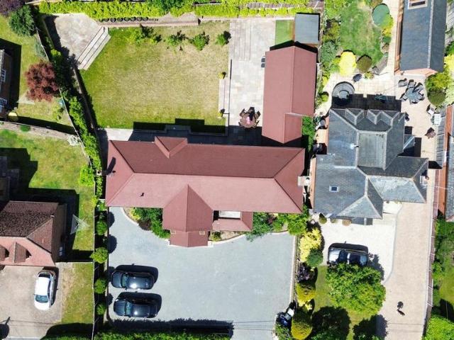 6 bedroom detached house for sale