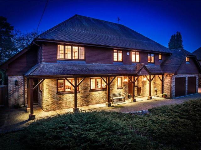 6 bedroom detached house for sale