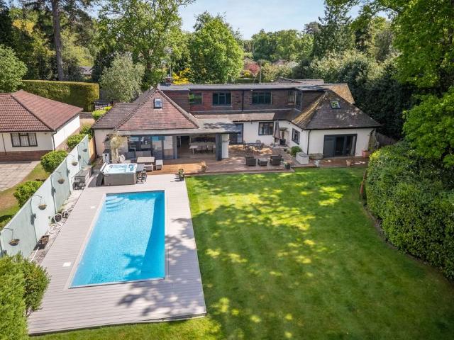 6 bedroom detached house for sale